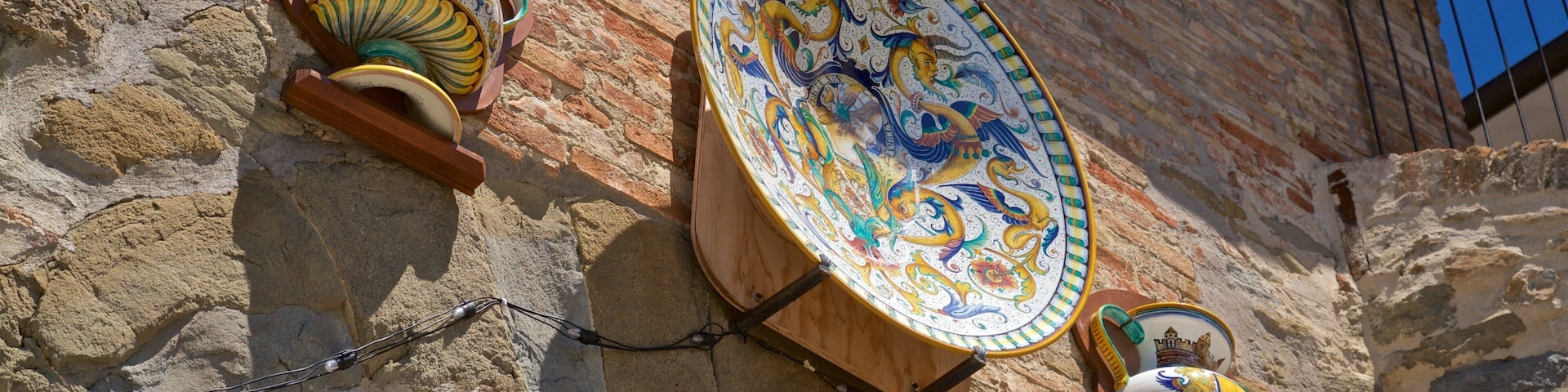 Deruta mostrando arte ao ar livre