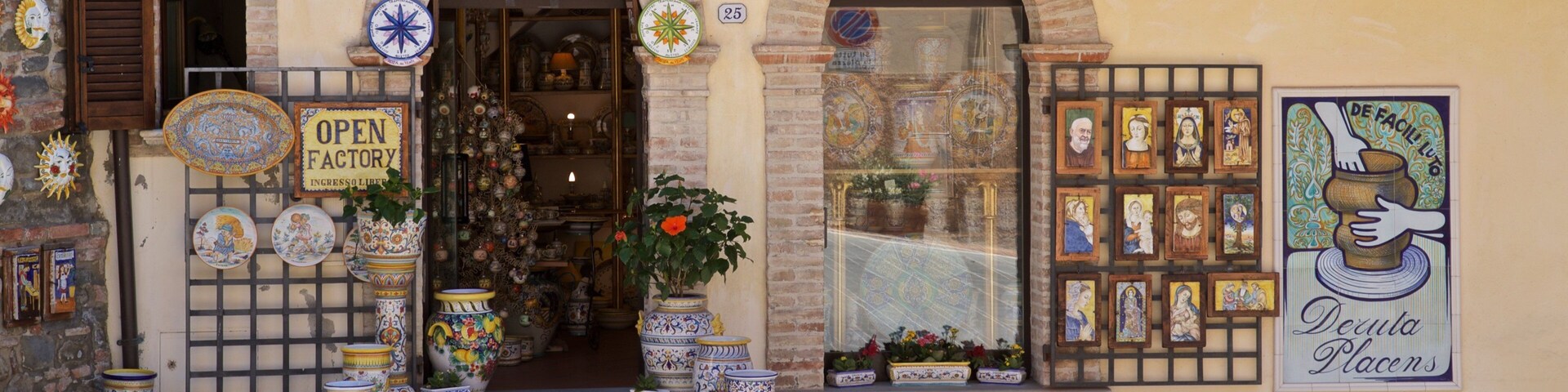 Vitrine com vasos de cerâmica e cerâmica.