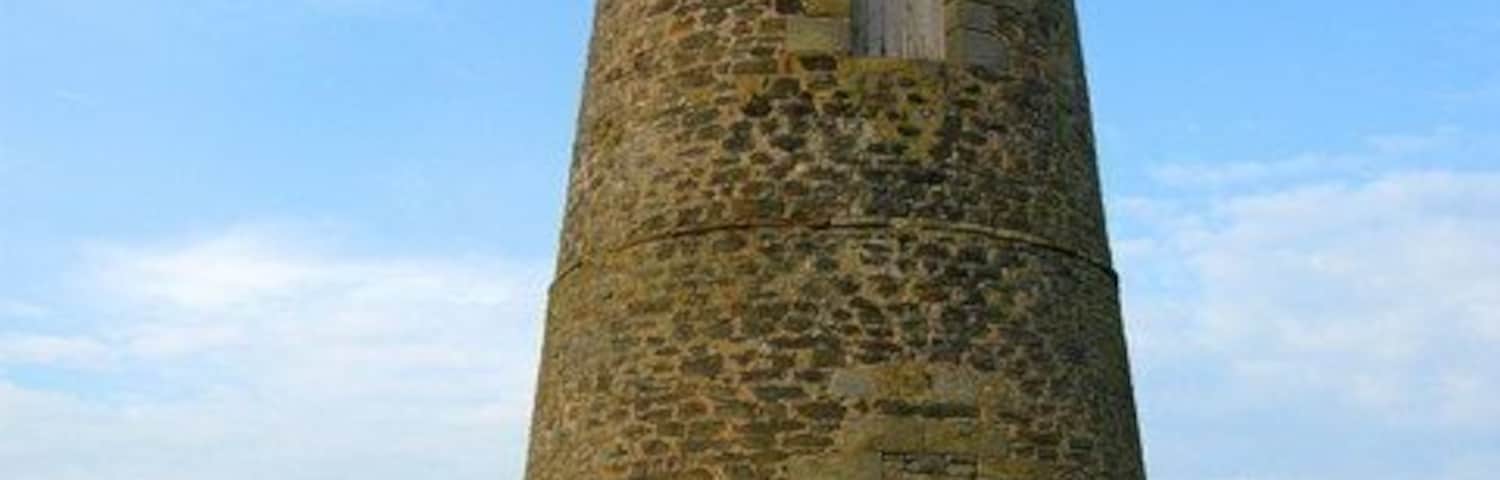 Spindlestone Ducket, Outchester A 18th century building on the site of an earlier moated farmstead. Although previously thought to be a windmill, Spindlestone Ducket was probably built as a dovecote.
