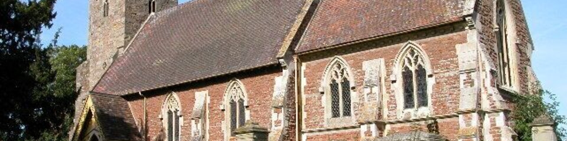 Uma igreja histórica com uma torre imponente e janelas em arco.