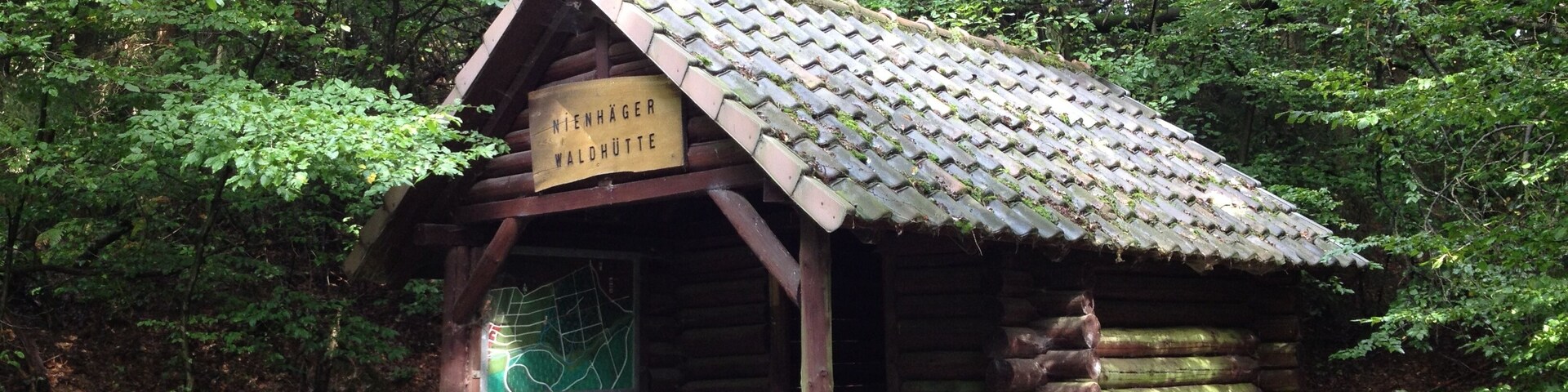 Die Nienhäger Waldhütte am Nieste-Werra-Weg (N) östlich von Nienhagen im Kaufunger Wald