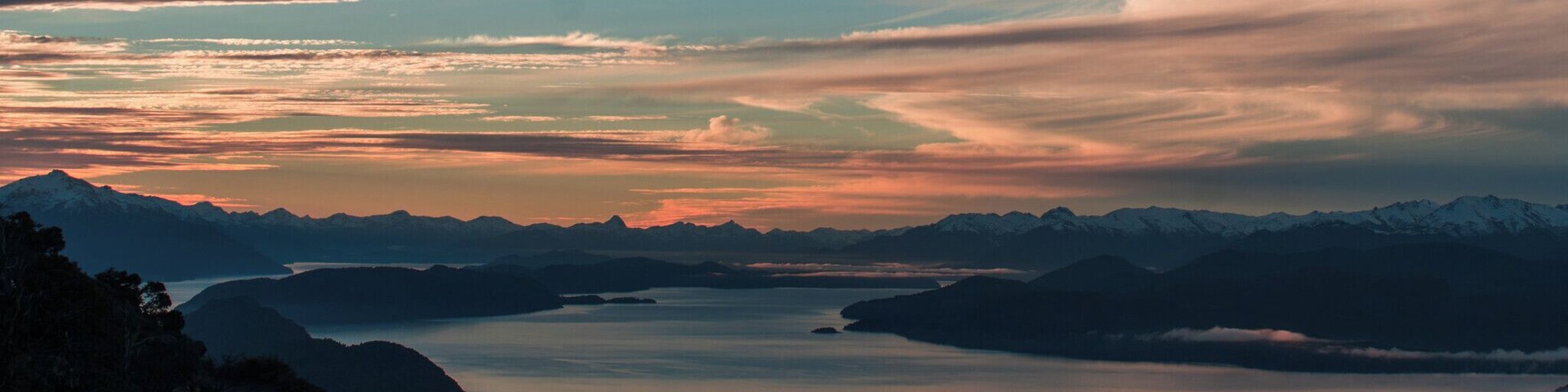 Paisagem montanhosa com um rio serpenteando.