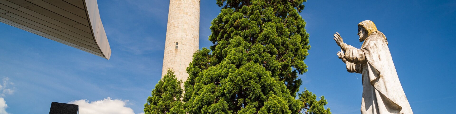 Glasnevin Cemetery showing a statue or sculpture