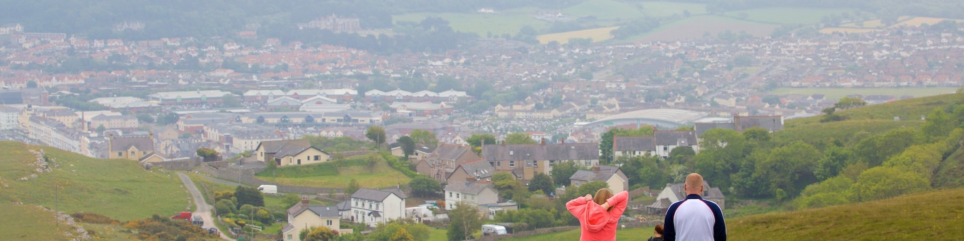 Great Orme caracterizando escalada ou caminhada e fazenda assim como uma família
