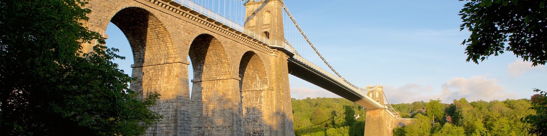 Ponte Menai que inclui um rio ou córrego, elementos de patrimônio e uma ponte