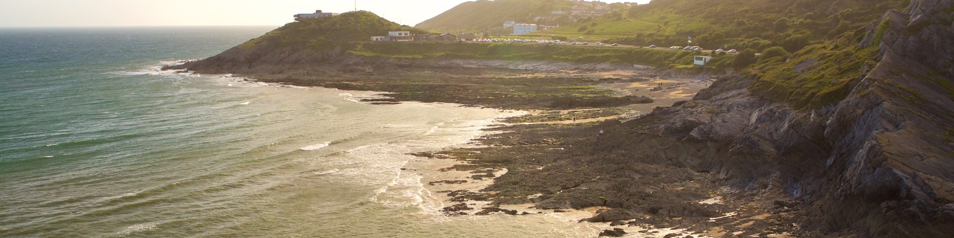 Praia de Bracelet Bay caracterizando uma baía ou porto, litoral acidentado e paisagem