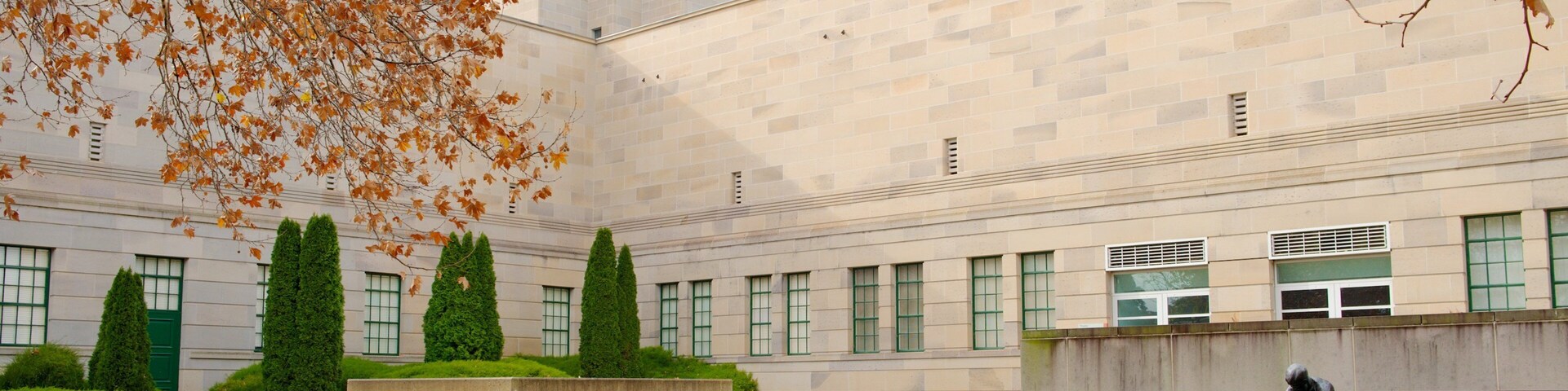 Australian War Memorial showing a memorial and fall colors