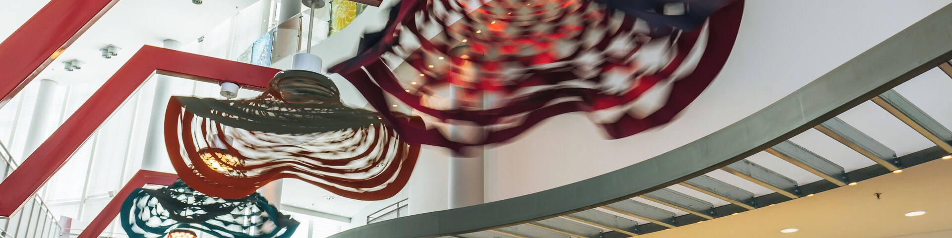 Interior de um shopping com uma placa de destaque do Questacon.