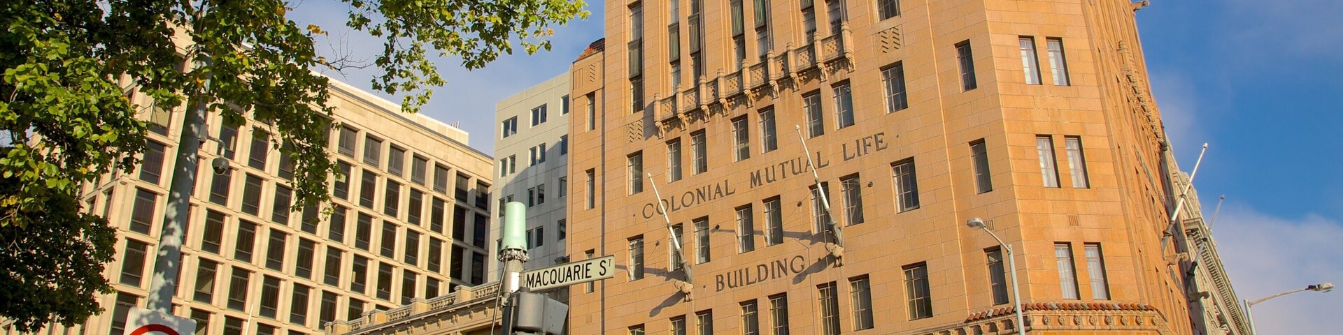 Edifício Colonial Mutual Life, uma grande construção em tijolos com detalhes ornamentados e várias janelas.