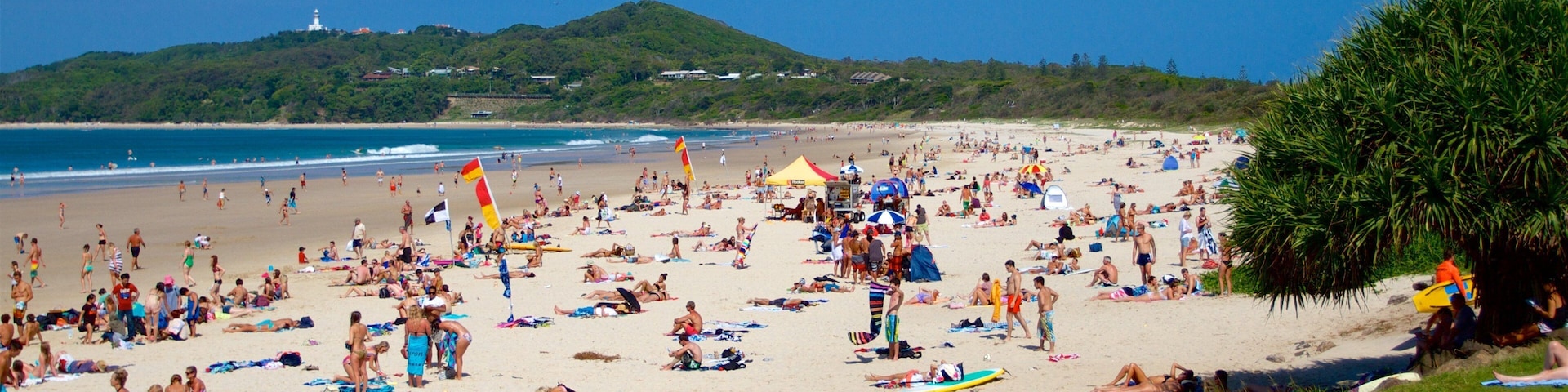 Main Beach mostrando uma praia assim como um grande grupo de pessoas