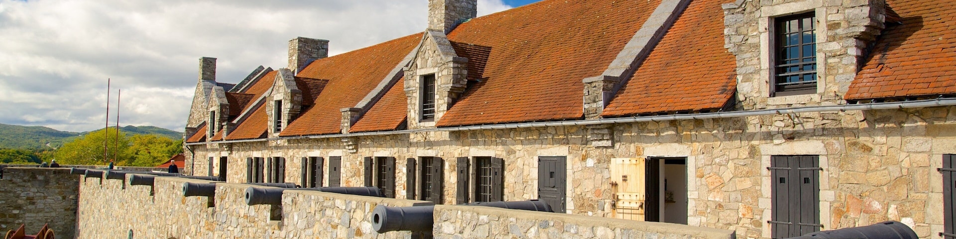 Forte de Ticonderoga mostrando um pequeno castelo ou palácio, itens militares e elementos de patrimônio
