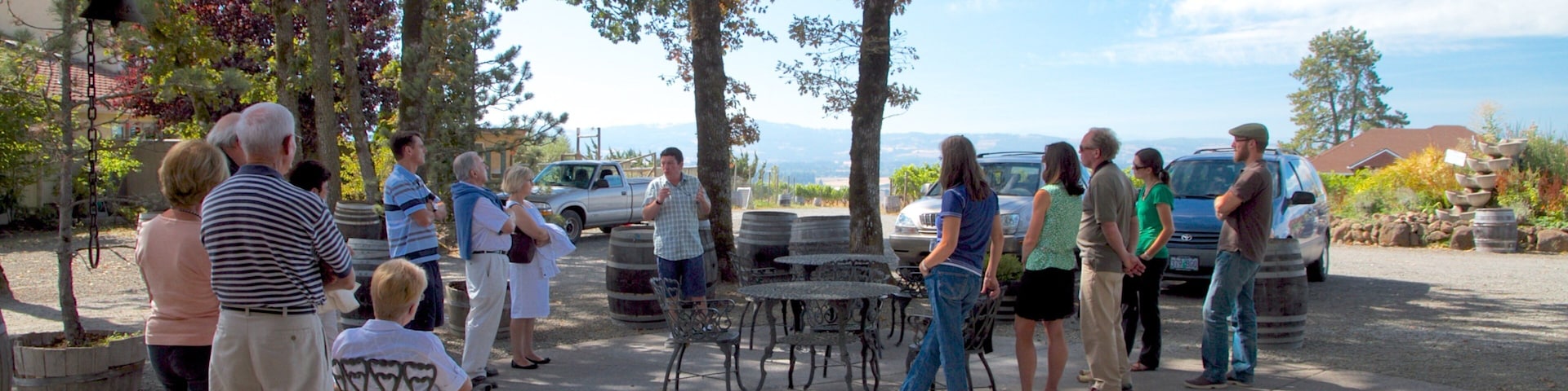 Cooper Mountain Vineyards caracterizando paisagem assim como um grande grupo de pessoas