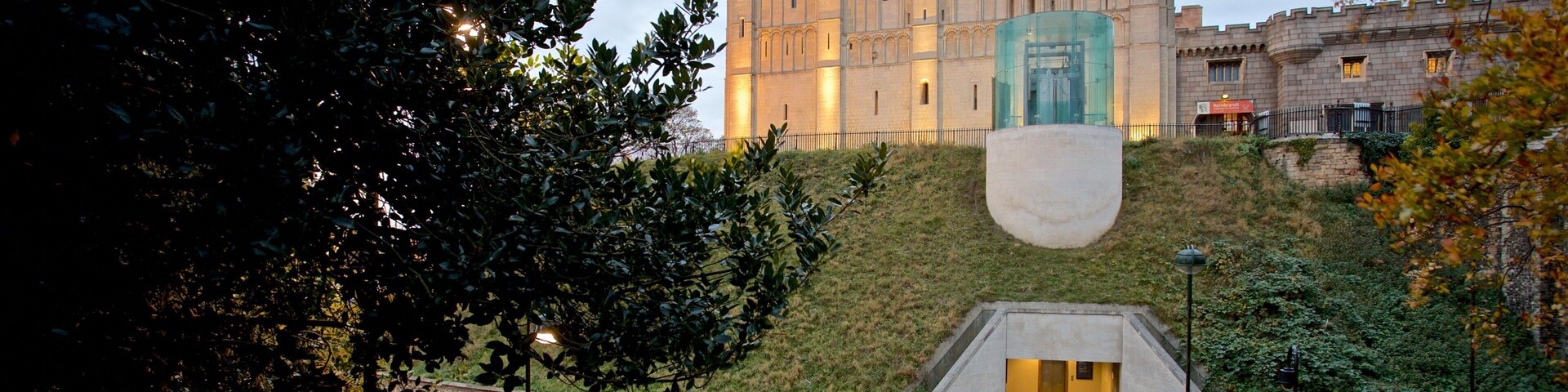 Norwich Castle mostrando um jardim e arquitetura de patrimônio