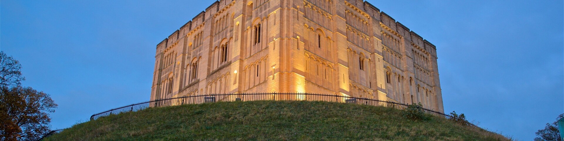 Norwich Castle caracterizando arquitetura de patrimônio e cenas noturnas