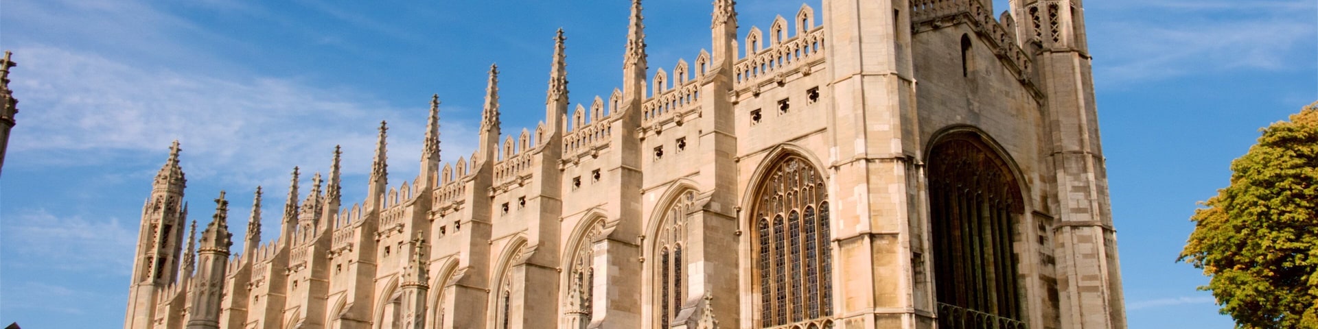 Uma catedral histórica com torres altas e janelas em arco.