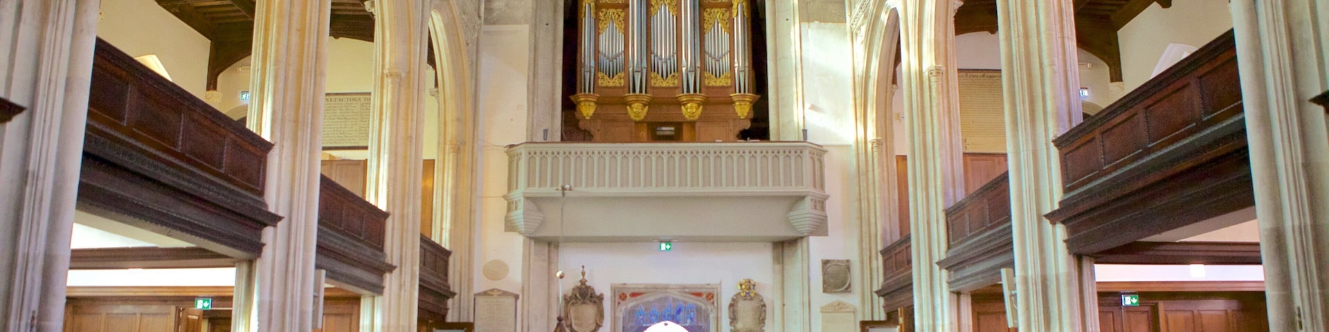 Church of St Mary the Great mostrando vistas internas, elementos de patrimônio e uma igreja ou catedral