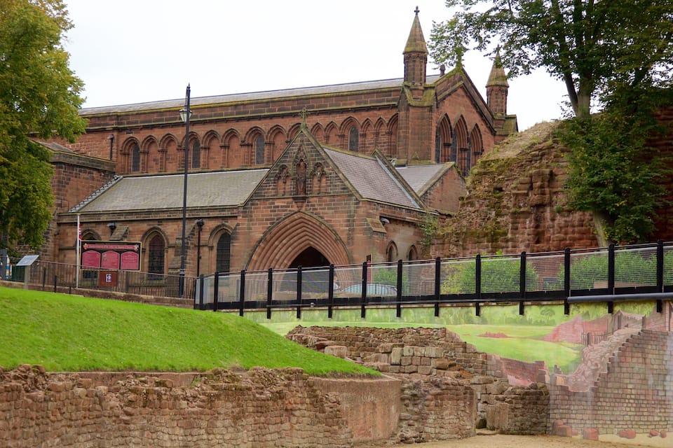 Uma igreja histórica com uma grande entrada em arco e uma torre alta.