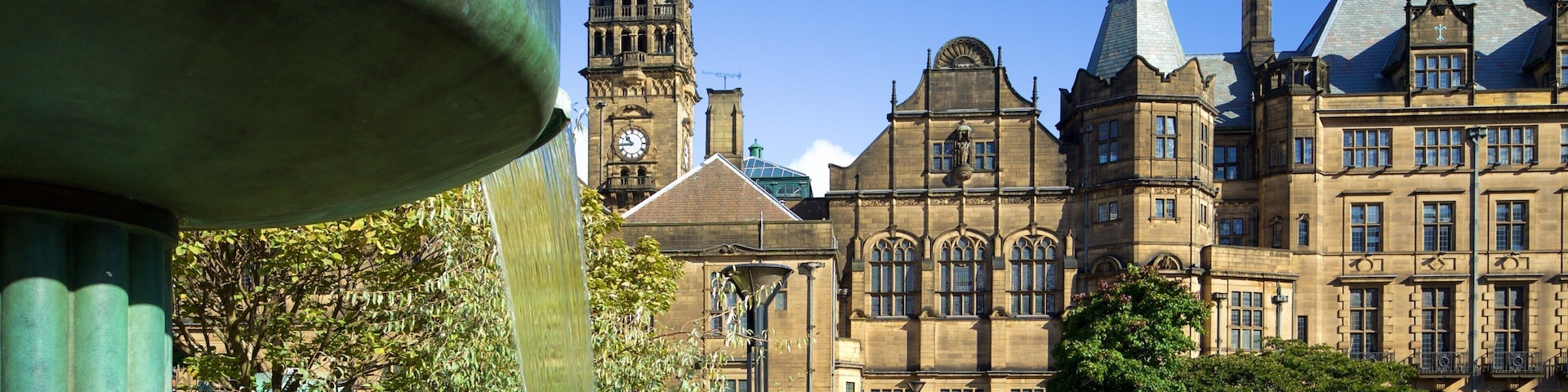 Peace Gardens mostrando arquitetura de patrimĂŽnio, uma fonte e um pequeno castelo ou palĂĄcio