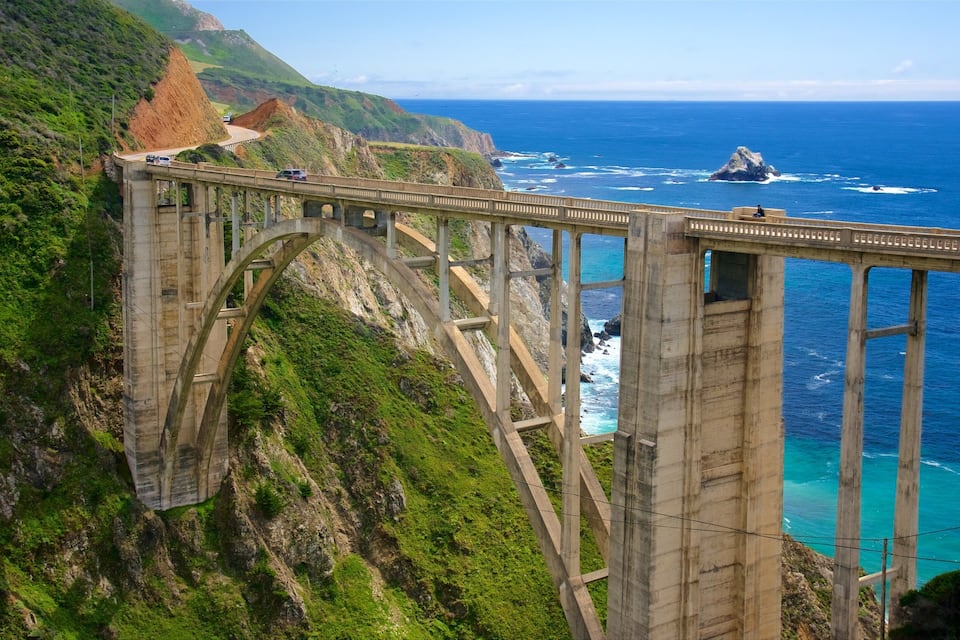 Uma ponte sobre um desfiladeiro profundo, com vista para o litoral.