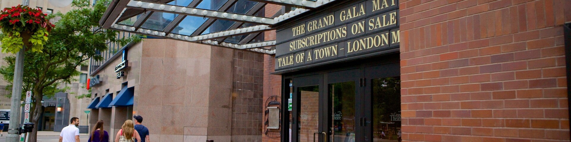 Grand Theatre mostrando cenas de rua