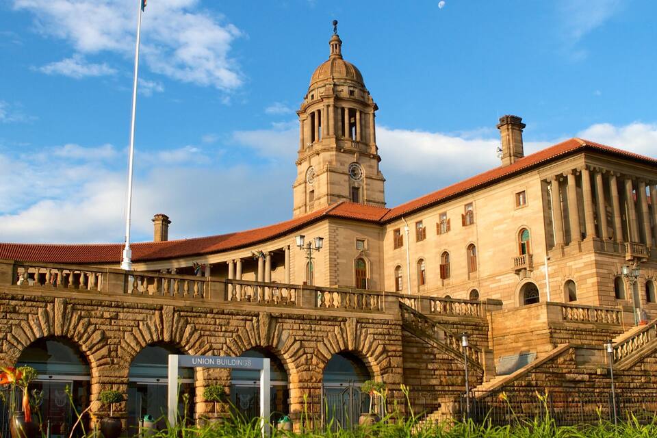 Um edifício histórico com uma torre imponente e entrada em arco.
