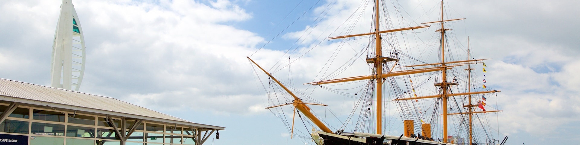 HMS Warrior mostrando elementos de patrimônio e uma marina