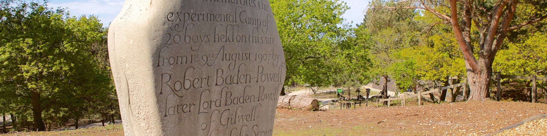 Uma lápide comemorativa do Acampamento Experimental de 20 rapazes, realizado entre 1º e 9 de agosto de 1907 por Robert Baden-Powell, depois Lord Baden-Powell, fundador do Escotismo.