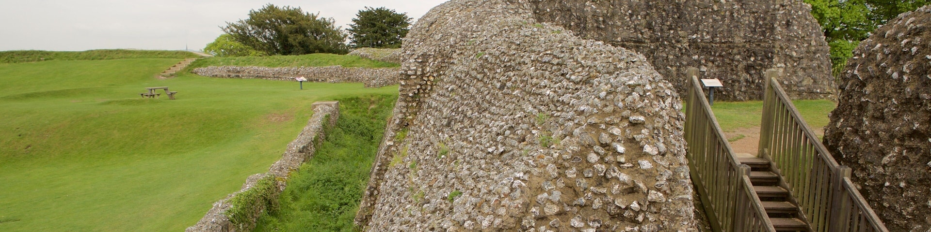 Old Sarum showing building ruins, heritage elements and tranquil scenes