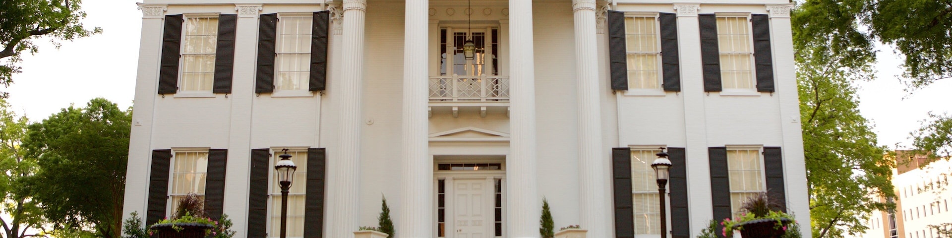 Mississippi Governor\'s Mansion which includes heritage architecture, an administrative buidling and a house