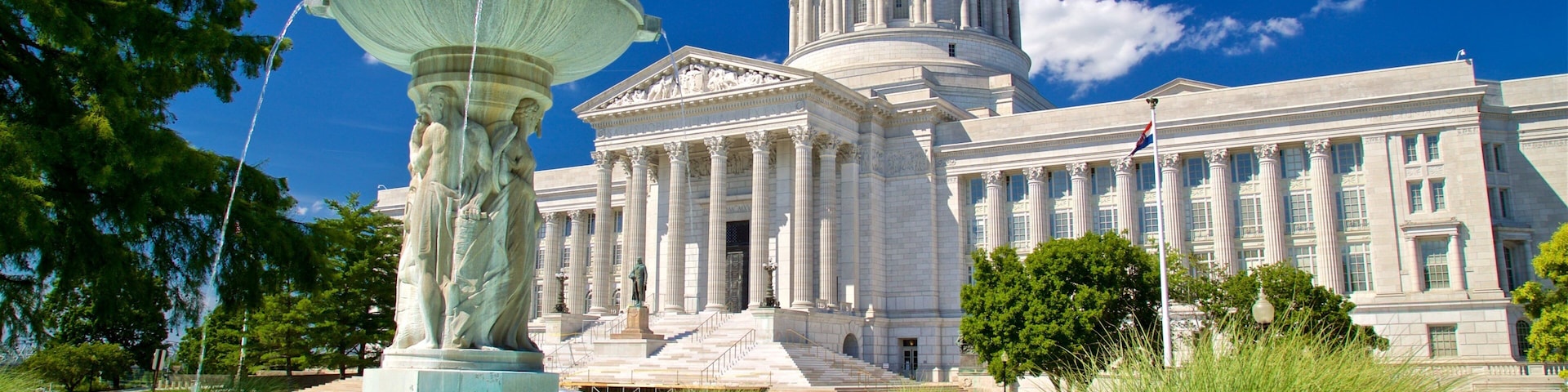 Capitólio Estadual de Missouri que inclui uma fonte, um edifício administrativo e arquitetura de patrimônio
