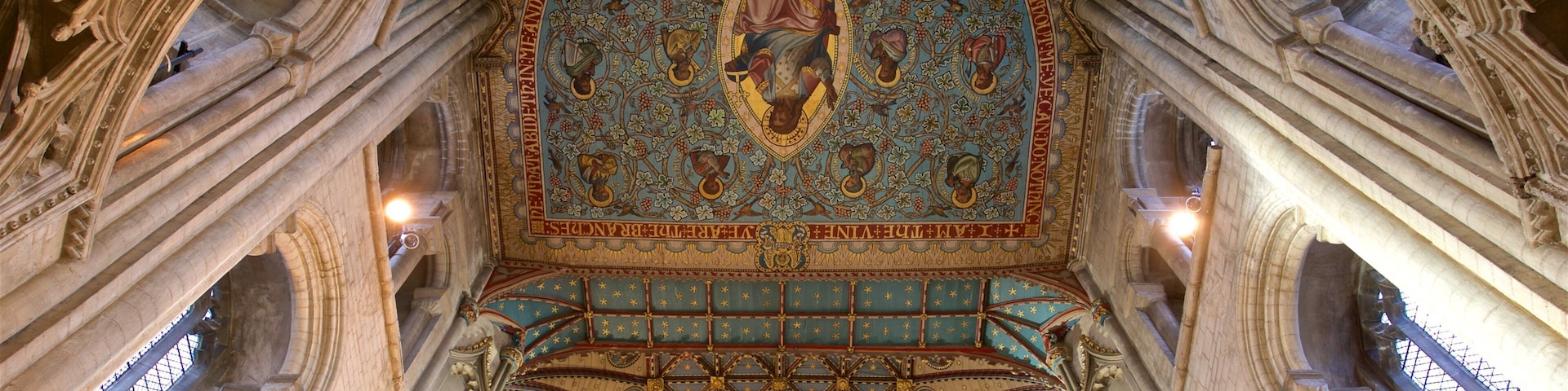 Peterborough Cathedral mostrando aspectos religiosos, vistas internas e elementos de patrimônio