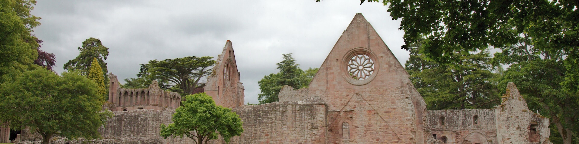 It's a nice place less popular than Melrose Abbey but also very beautiful.
I didn't have perfect conditions but I did my best to give some idea about this place.
You need to buy a ticket to get inside and there is no access early in the morning or late evening.
