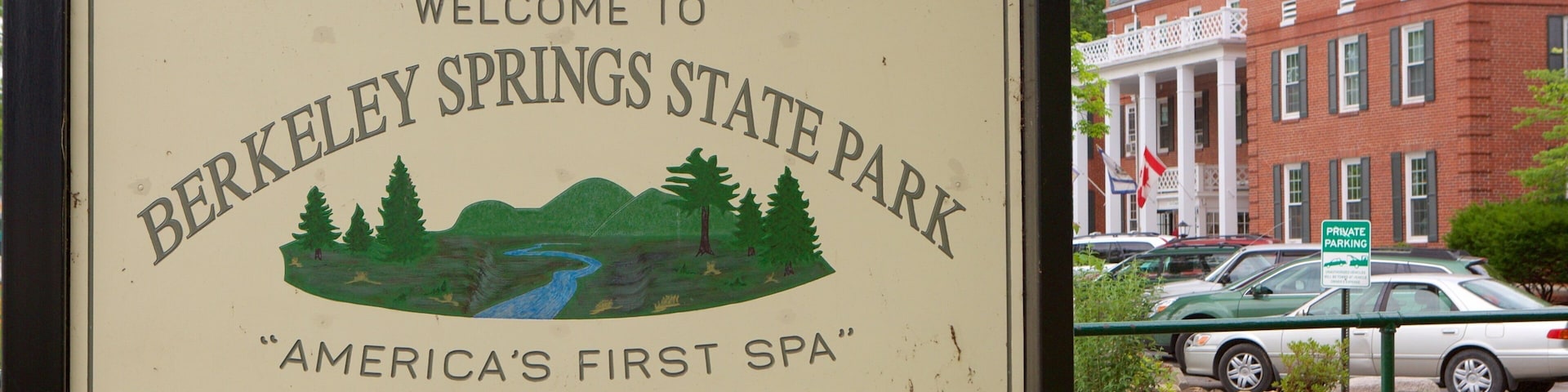 Berkeley Springs State Park caracterizando um jardim, sinalização e uma cidade pequena ou vila