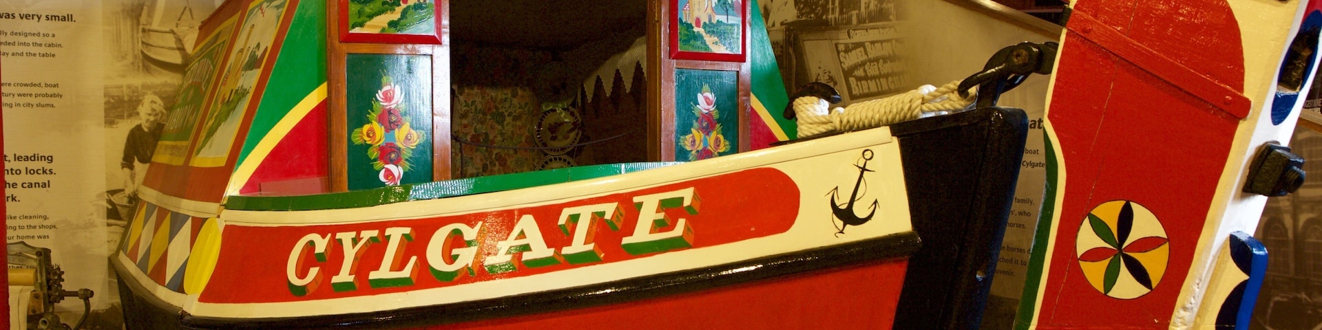 National Waterways Museum que inclui sinalização e vistas internas