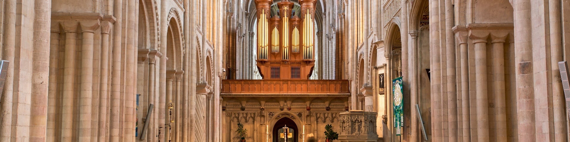 Norwich Cathedral que inclui elementos de patrimônio, uma igreja ou catedral e vistas internas