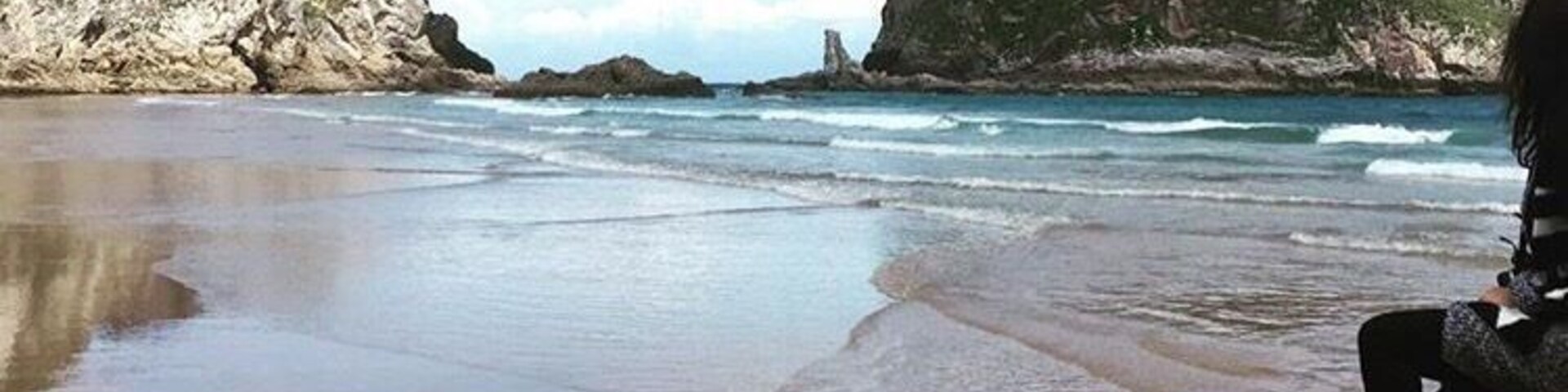 One of the most beautiful beaches in the world 🌎 mostly with low tide. You can go walking on the sand to discover caves and natural pools. Check out for the tide to go high and do not expect hot water 🌊