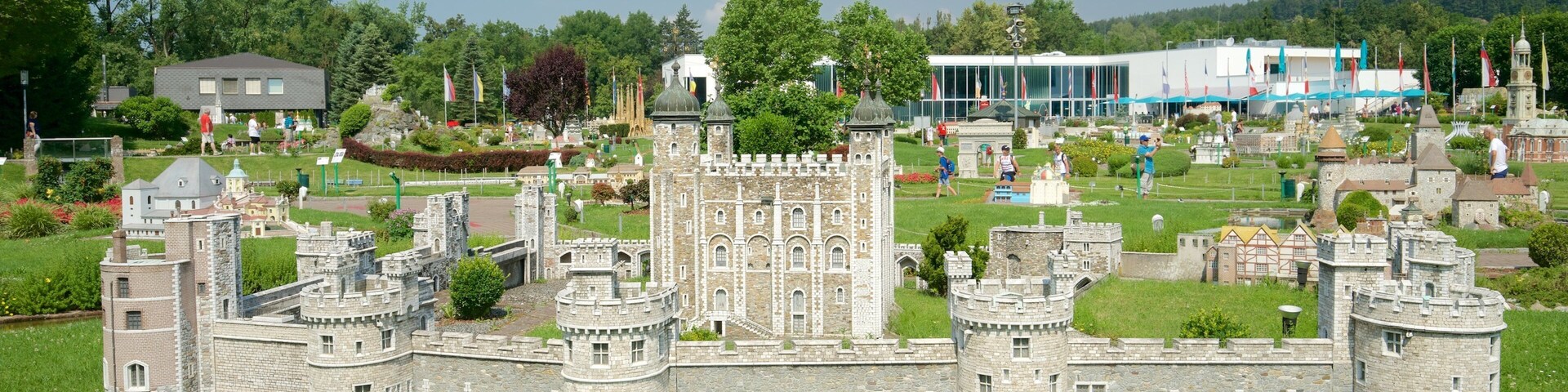 Minimundus showing outdoor art and a garden