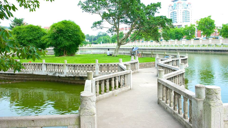 Templo de Nanputuo que inclui um jardim, uma cidade e um lago ou charco