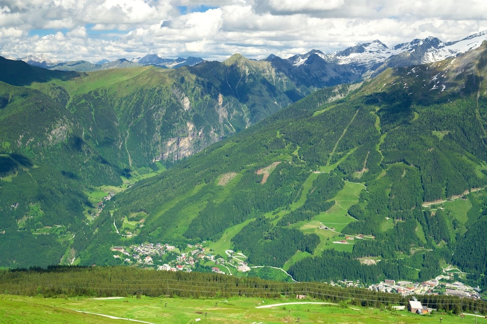 Paisagem montanhosa com uma aldeia aninhada no vale.