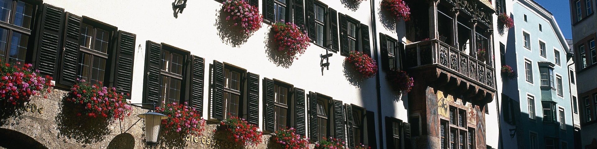 Goldenes Dachl que inclui cenas de rua, arquitetura de patrimônio e uma cidade