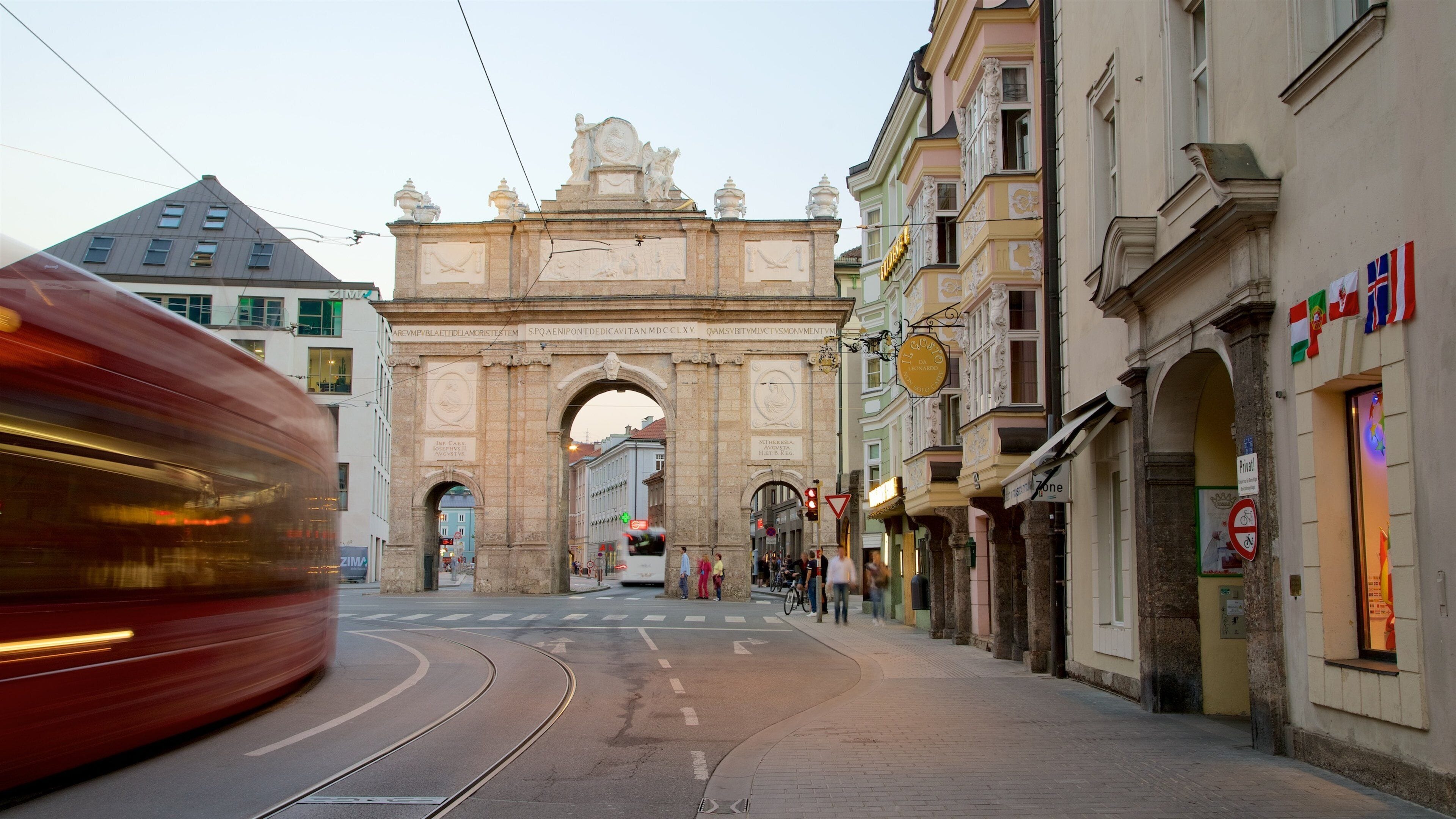 Triumphal Arch which includes heritage elements and heritage architecture