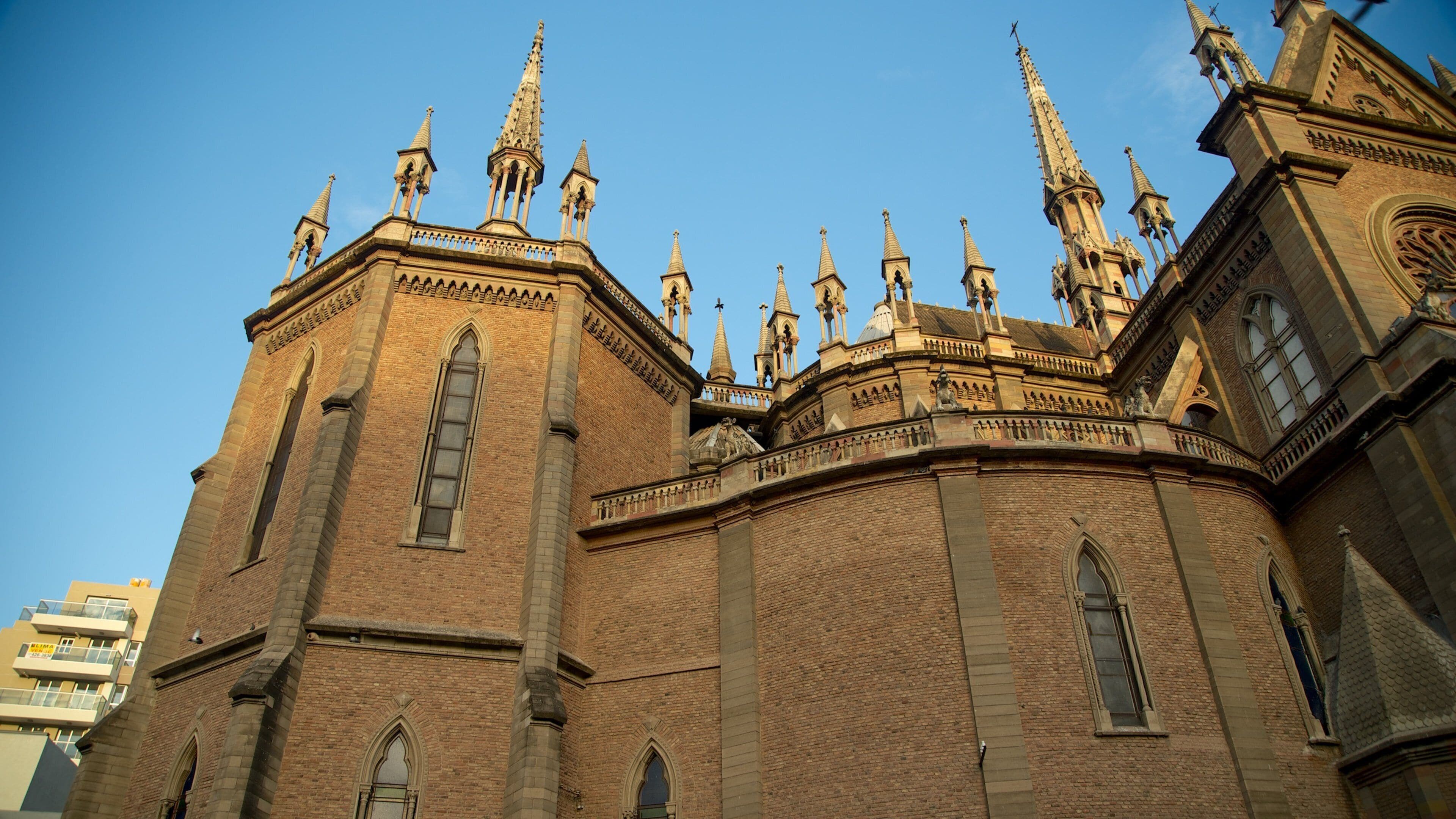 Igreja em estilo gótico, com várias torres e estátuas.