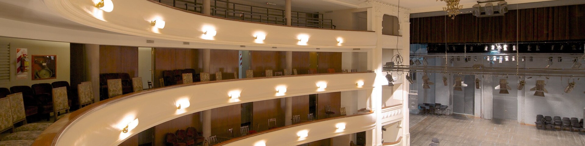 Teatro Independecia featuring theater scenes and interior views