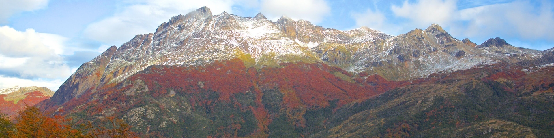 Parque Nacional Tierra del Fuego mostrando montanhas, cores do outono e cenas tranquilas