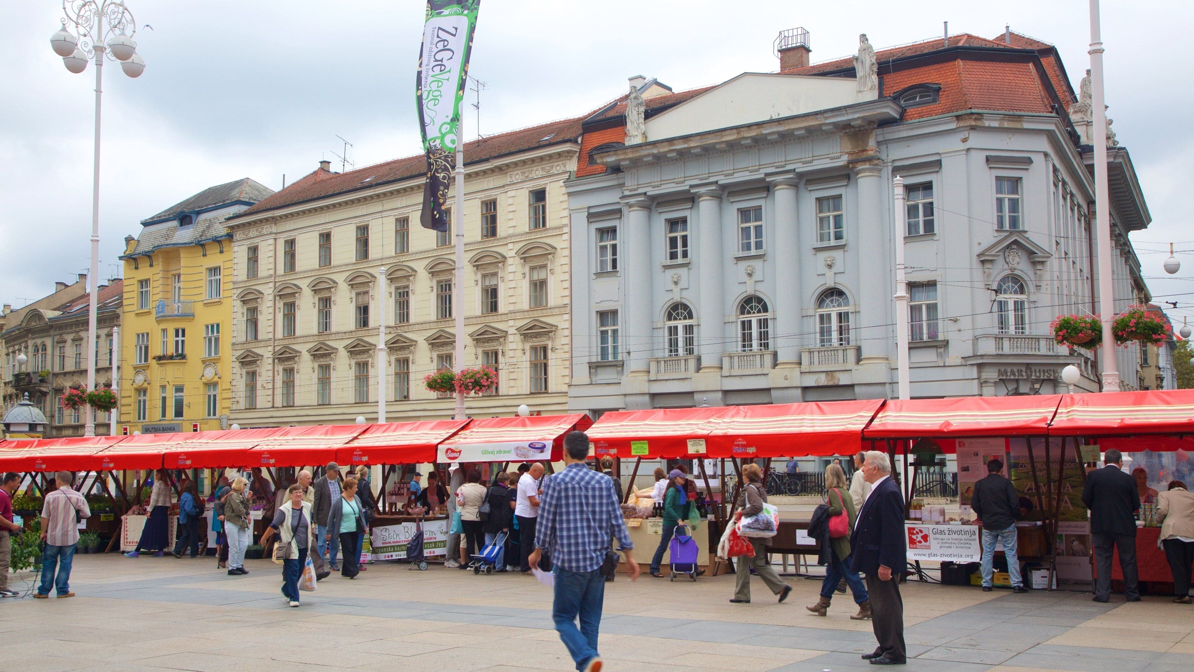 Praça Ban Jelacic caracterizando arquitetura de patrimônio e mercados assim como um grande grupo de pessoas