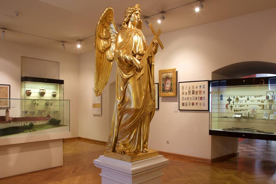 Uma estátua dourada de anjo em um museu.