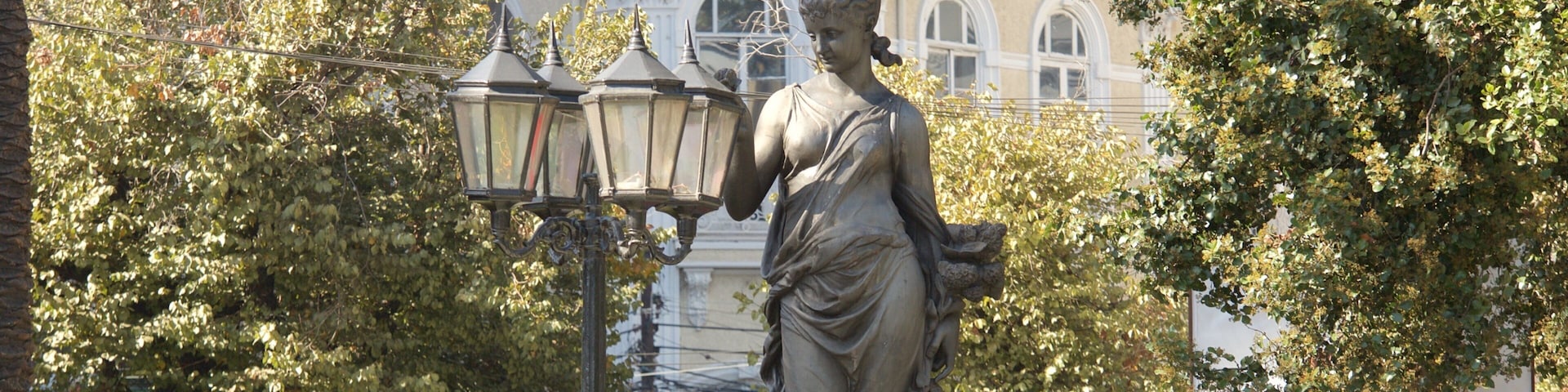 Plaza Victoria caracterizando uma estátua ou escultura