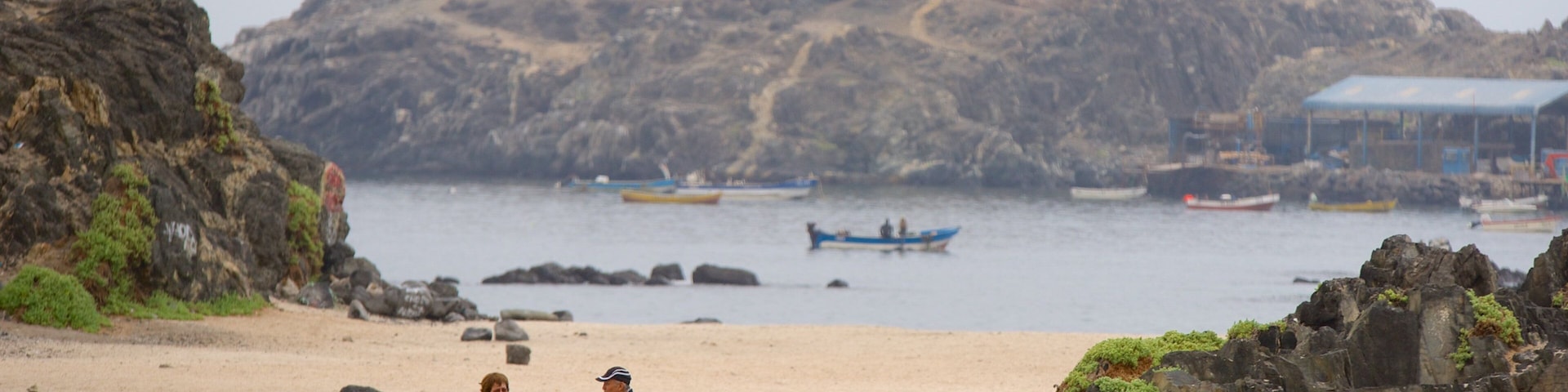 Praia Bahia Inglesa mostrando um lago ou charco assim como um pequeno grupo de pessoas