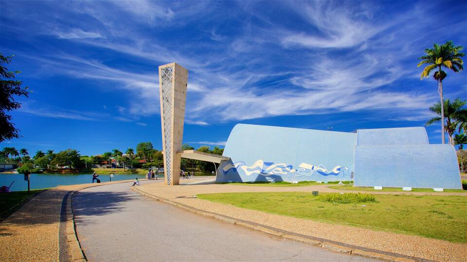 Igreja São Francisco de Assis que inclui um jardim, um lago ou charco e arte ao ar livre