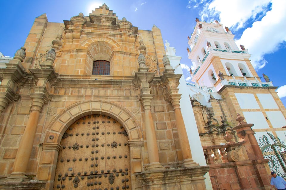 Um edifício histórico com uma grande porta de madeira e uma torre do relógio.